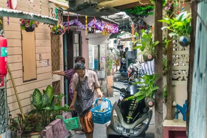 Khlong Toei: Encounters in Bangkok's Largest Slum